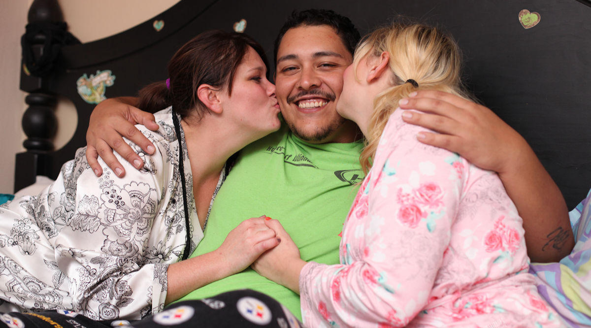 妻子请丈夫再娶一个：帮看孩子和满足丈夫需求_北京时间