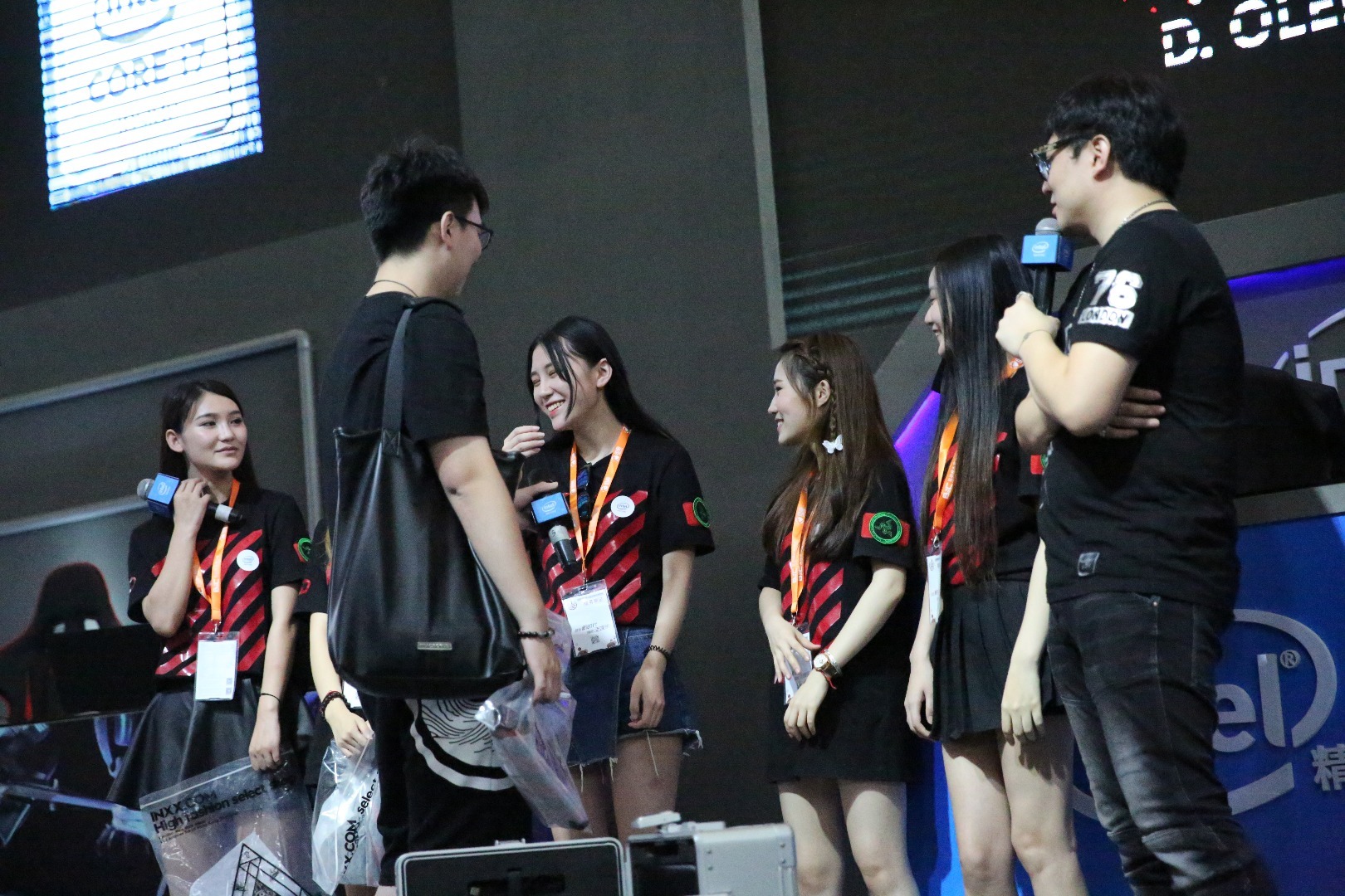 组图-颜值高技术好 LDG女队引男粉丝上台拥抱