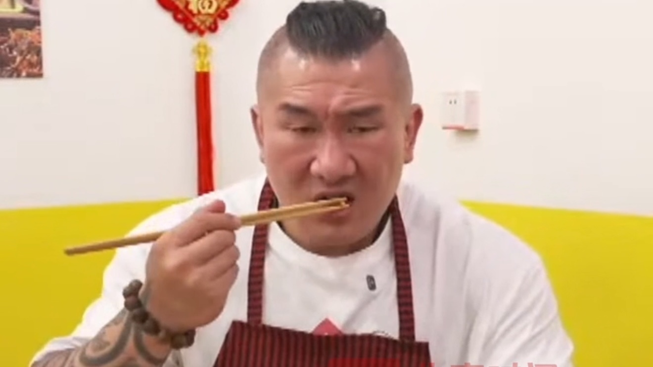 馆长终于吃到心心念念的折耳根_北京时间